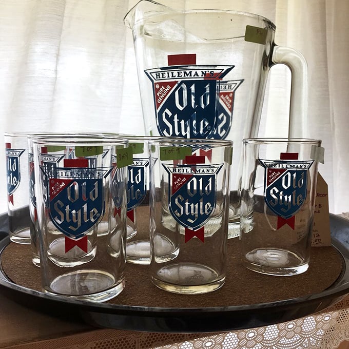 Remember when beer came with its own dedicated glassware? This Old Style set practically begs for a Chicago summer backyard gathering.