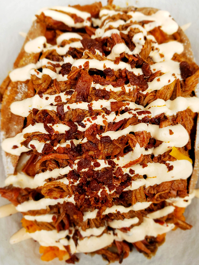 The Hot Mess lives up to its name in the best possible way. Pulled pork drizzled with sauce and cream &ndash; like a barbecue sundae for grown-ups.