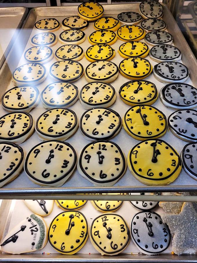 Clock cookies that tell the sweetest time of day: treat o'clock. Punctuality never tasted so good. 