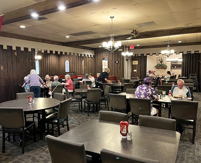 Local diners gather like old friends, creating the kind of atmosphere money simply cannot buy.