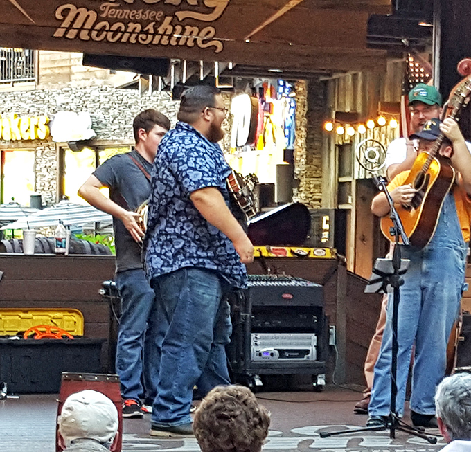 Mountain music and moonshine—a match made in Tennessee heaven! Live bluegrass provides the perfect soundtrack for sipping spirits in The Holler's courtyard.