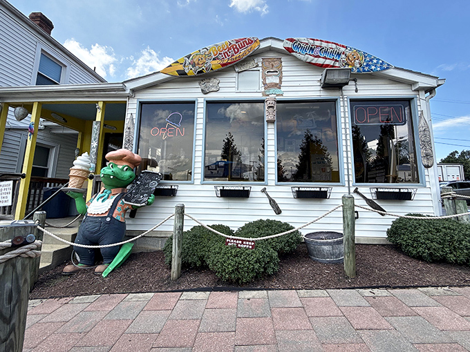 A grinning alligator holding ice cream? Beef 'n Buns 'n Paradise knows quirky curb appeal is the appetizer before the burger main course.