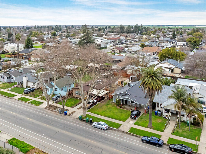 Downtown Chowchilla maintains its classic Central Valley charm. Small town America is alive and well here!