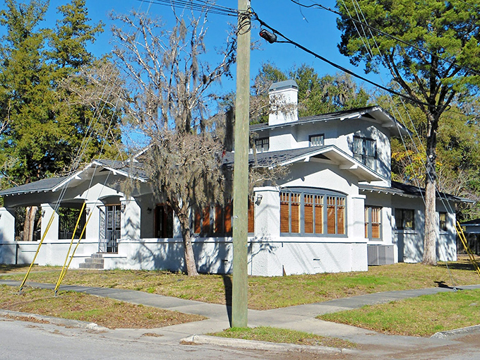 Dunnellon's historic homes with rustic porches invite you to sit a spell &ndash; front porch sitting remains an unbeatable Florida retirement activity.