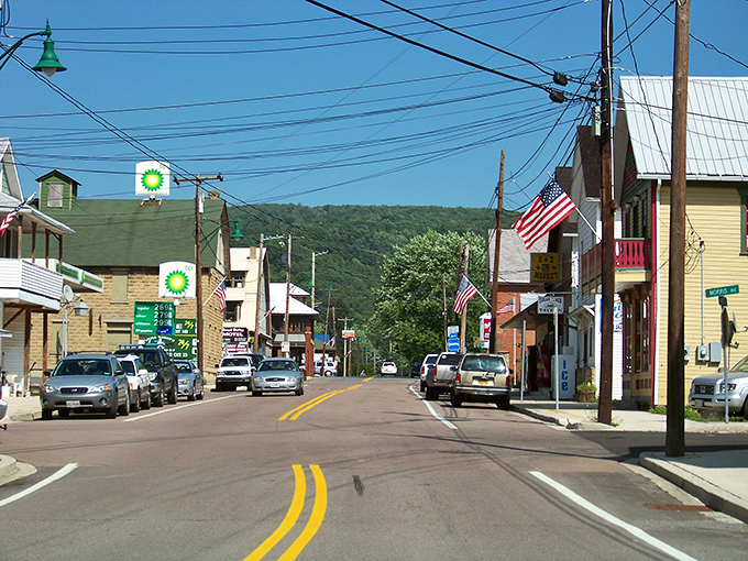 Friendsville lives up to its name with streets that practically give you a hug. Those fall colors are just the cherry on top.