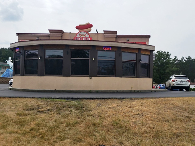 Is that a giant hot dog on the roof? Hot Dog Avenue knows how to make an entrance in the entertainment capital of Wisconsin.