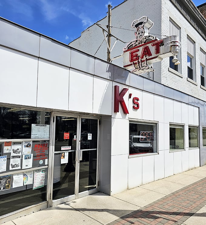 That vintage "EAT" sign with the chef is the burger equivalent of "Follow me to treasure!" K's delivers on that delicious promise.