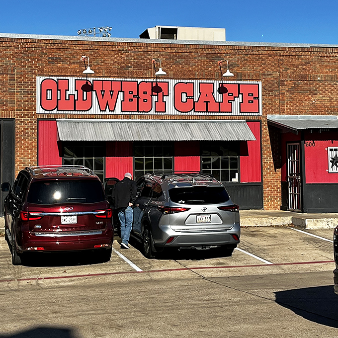 Bold as Texas itself, this red-faced beauty doesn't whisper &ndash; it hollers "Come eat!"