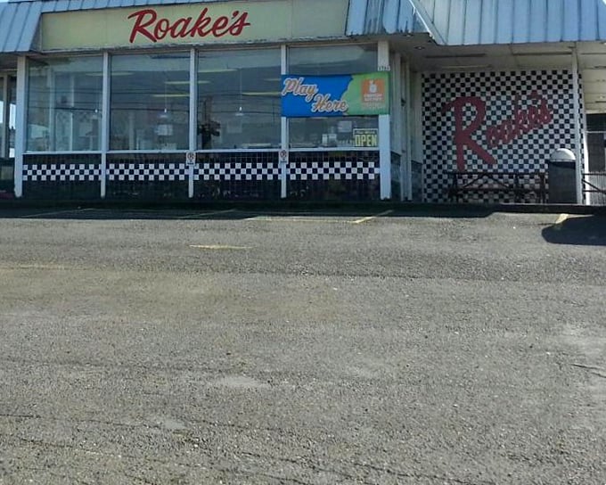 Those black and white checkered tiles are like a racing flag signaling the start of something delicious. Simple exterior, extraordinary dogs inside!