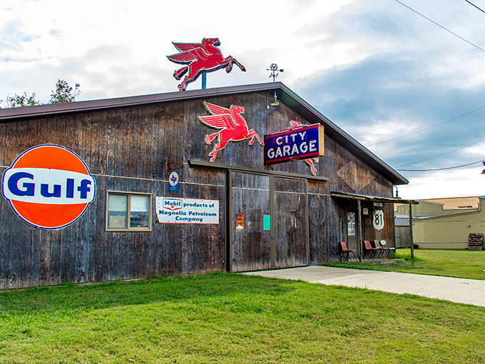 This vintage Gulf station looks ready to check your oil and clean your windshield properly.