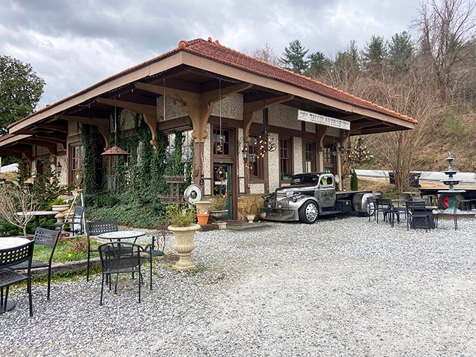 Mountain hospitality meets rustic charm at this welcoming spot near Tallulah Falls' natural wonders.