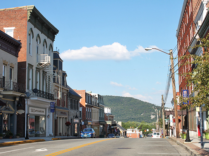 This stone building in Bedford has witnessed centuries of American history – if only walls could talk!