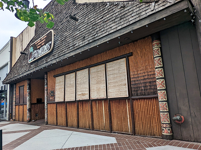 Vintage vibes radiate from Damon's distinctive exterior. Step inside this Glendale landmark for a delicious time warp where Mai Tais and T-bones reign supreme.