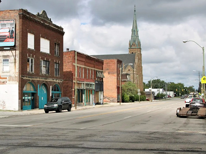 These weathered brick buildings have witnessed generations of local life, standing as silent guardians of hometown memories.