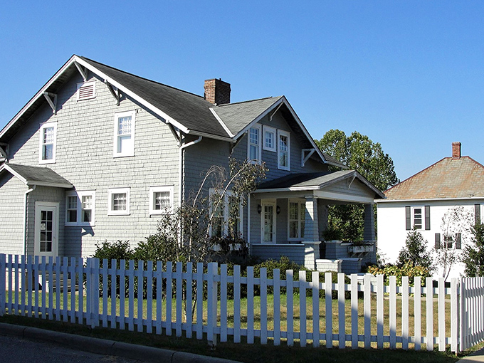 This Craftsman charmer proves that good taste doesn't require a trust fund - just good sense. 