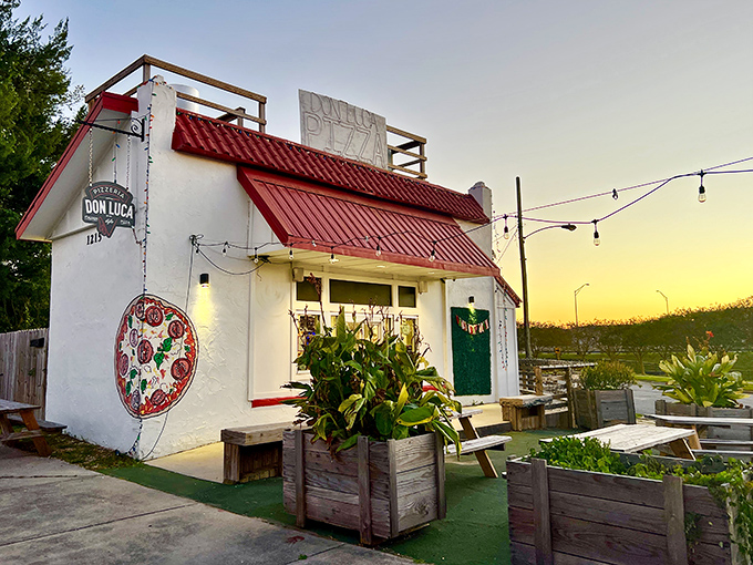 Sunset pizza perfection. When the evening light hits that white building just right, you know you're in for a magical meal.