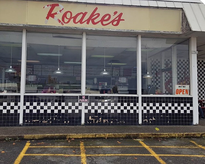 Clean lines and that signature checkered pattern make this spot unmistakable. The retro vibe promises hot dogs the way they used to make them&mdash;and still should.