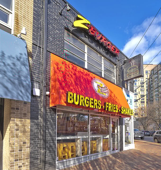 Floor-to-ceiling windows flood Z-Burger with natural light. Because great burgers deserve to be seen in their full glory.