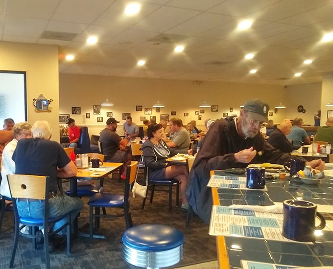 A full house at lunchtime&mdash;the universal sign of a diner worth its salt. Notice how everyone's too busy eating to check their phones.