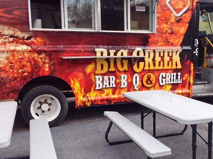 No-frills dining that puts the focus where it belongs—on the food. This truck means business.
