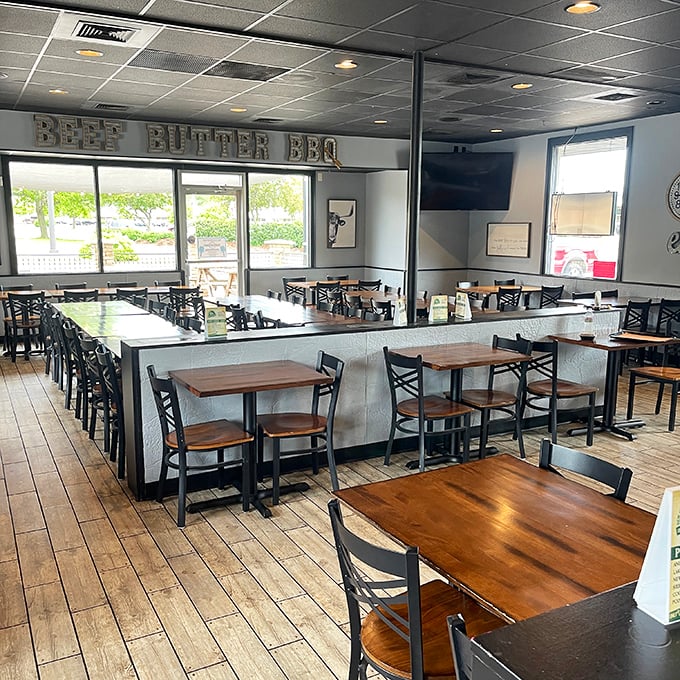 The dining room says, "We're serious about our BBQ but not about making you uncomfortable while you enjoy it." Wood floors add warmth.