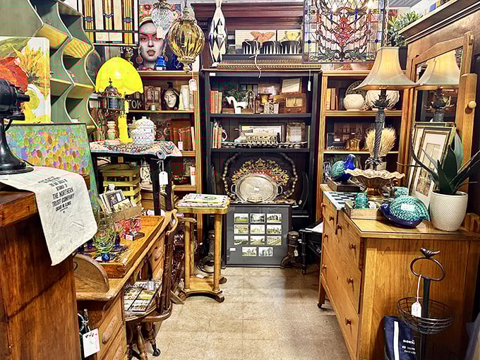 A perfectly curated booth where mid-century meets modern charm. That yellow lamp could brighten both your room and your mood!