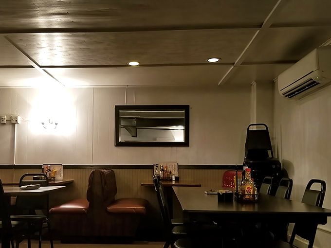 Simplicity reigns in this quieter corner of The Glass Lounge. The mirror reflects what we're all thinking: "I'm about to have an exceptional meal."