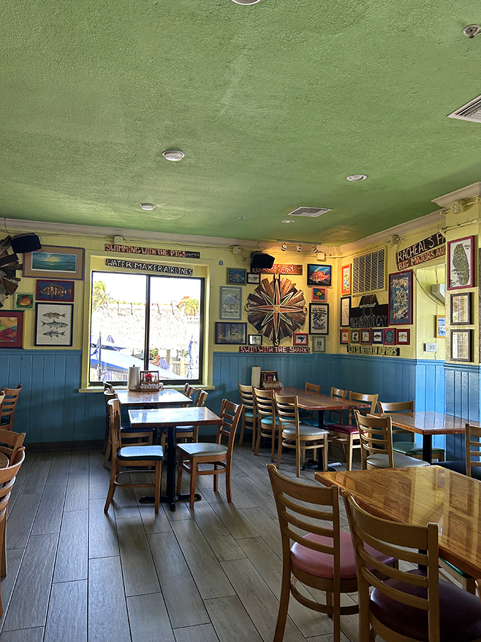 Seafood wisdom adorns the walls while the mint-green ceiling keeps things cool. It's like dining inside a mermaid's beach cottage.
