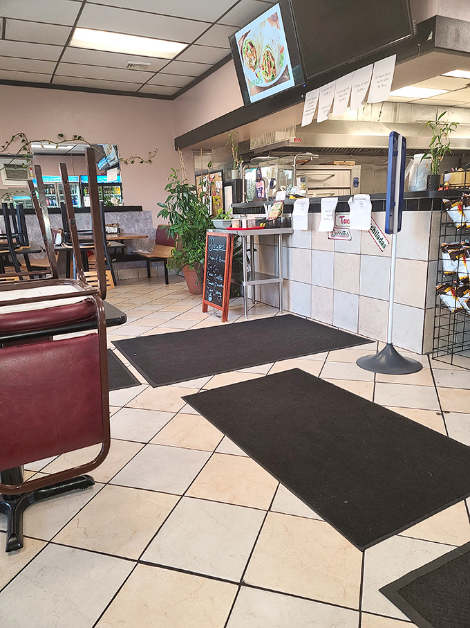 The ordering counter&mdash;where dreams become reality. Black floor mats mark the path to pizza paradise like a casual red carpet.