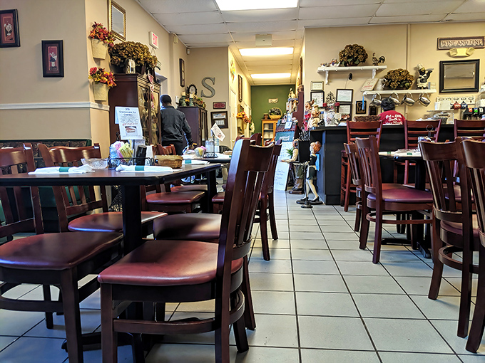 Every booth tells a story of satisfied diners who came for breakfast and stayed for second breakfast.