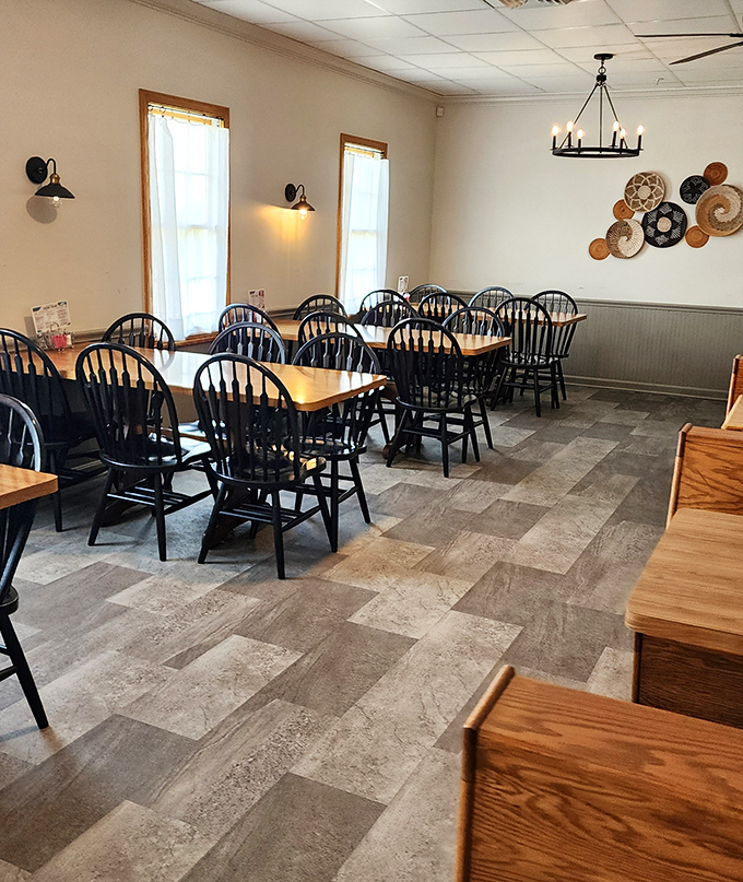 Simple elegance with decorative baskets on the wall&mdash;because nothing says "comfort food" like thoughtful, homey touches.