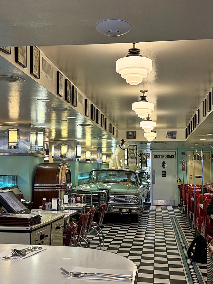 Classic cars and chrome details transport diners straight back to America's golden age of comfort.