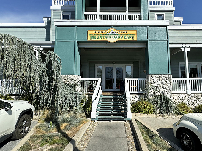 Mountain Oaks Cafe serves up hearty portions with a side of Sierra views &ndash; comfort food that comforts your wallet too.