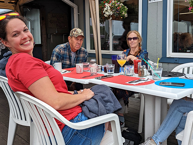 The outdoor dining area lets guests soak up sunshine and seafood simultaneously&mdash;a vitamin D and omega-3 double whammy.