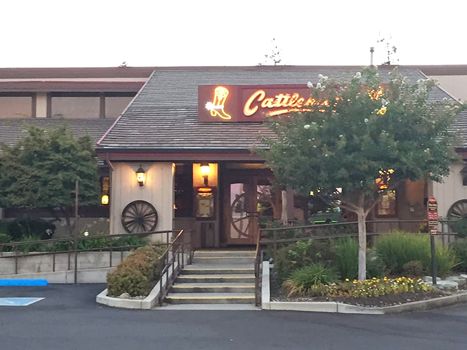 As dusk falls, the neon boot beckons hungry travelers. Cattlemens' evening glow is Northern California's bat-signal for steak lovers.