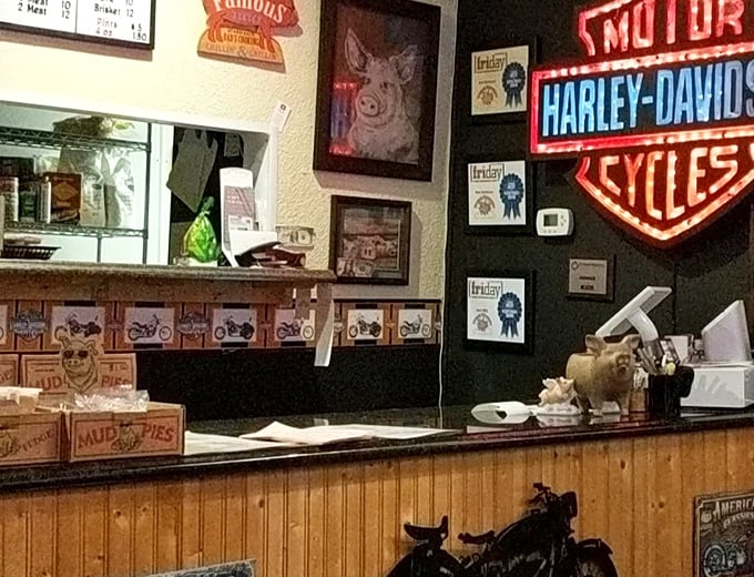 Where barbecue dreams are born – a counter adorned with pig figurines and motorcycle memorabilia. The Harley sign says it all: American classics.