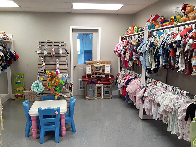 A miniature wonderland where kids can play while parents hunt for treasures. Smart business model or pure genius? Both!