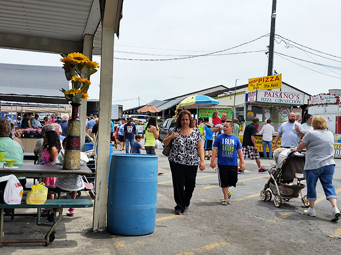 Four Seasons combines farm fresh and flea market finds! Shoppers browse everything from produce to collectibles in this Youngstown tradition.