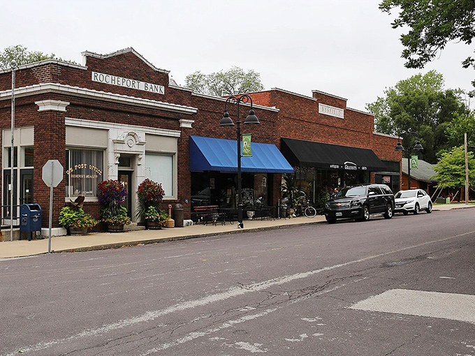 Rocheport's historic storefronts look like they're posing for a painting. Even the bank building seems to be saying, "Take my picture!"