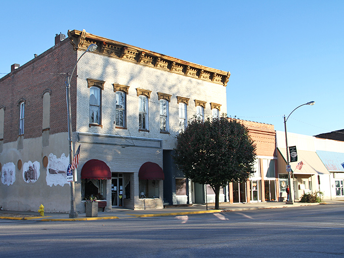 Those red awnings aren't just for show&mdash;they've been sheltering shoppers from Illinois sunshine since your grandparents were dating.