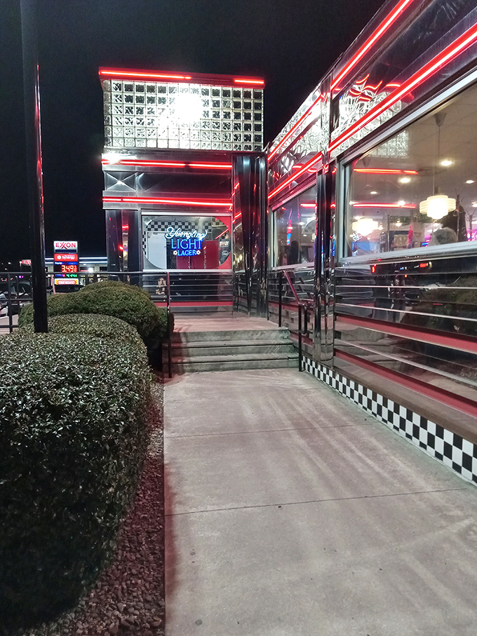 Those red neon lights transform an ordinary building into a temple of comfort food after dark.