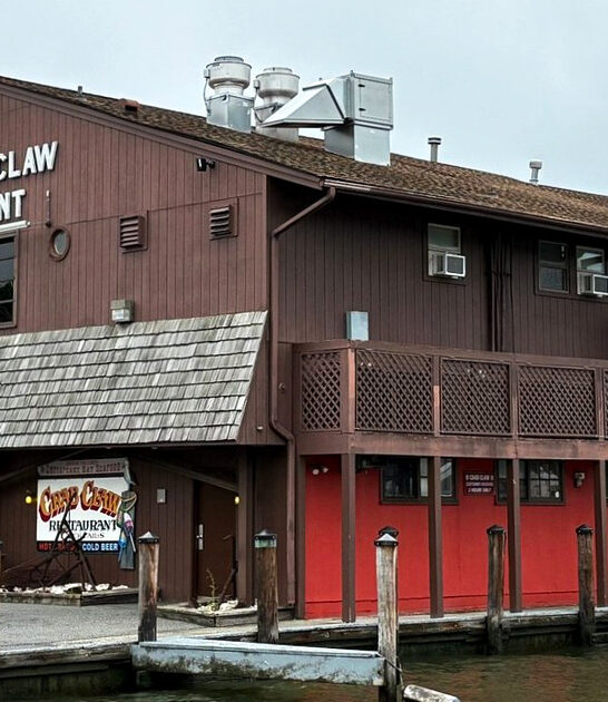 maryland unassuming restaurant crab cakes ftr