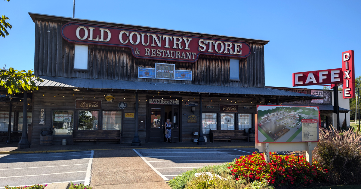 This Unassuming Restaurant In Tennessee Has A Southern-Style Buffet ...