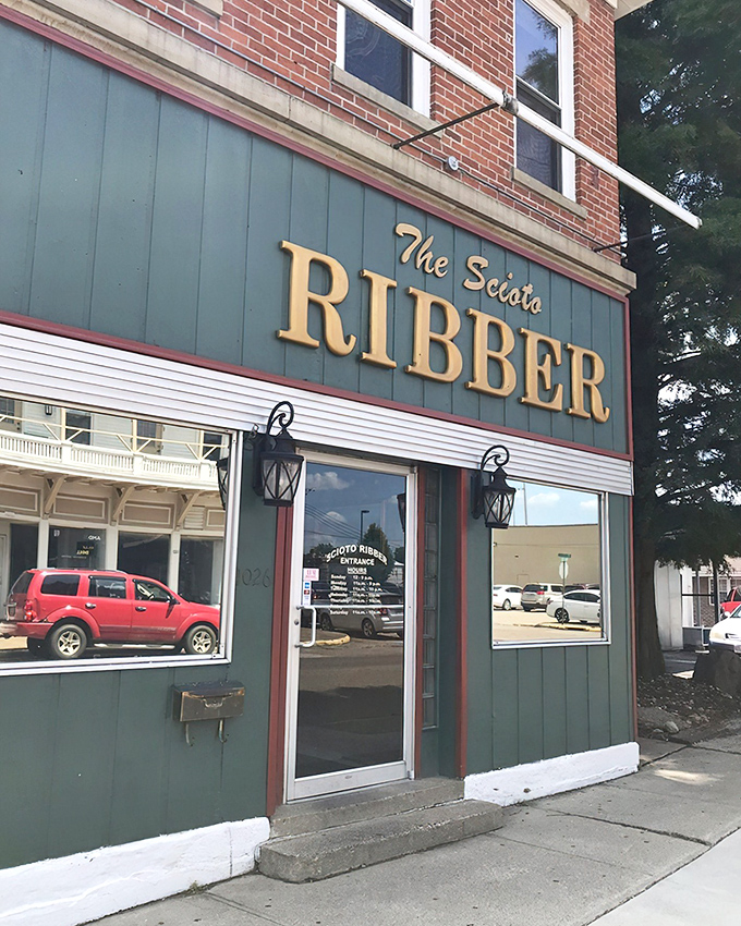 The unassuming green facade of Scioto Ribber hides culinary greatness within, like finding a diamond mine disguised as a garden shed.