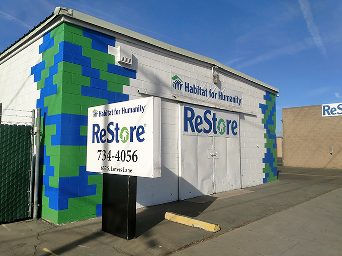 The distinctive blue and green blocks on this white building aren't just decorative&mdash;they're a beacon for bargain hunters throughout California's Central Valley.