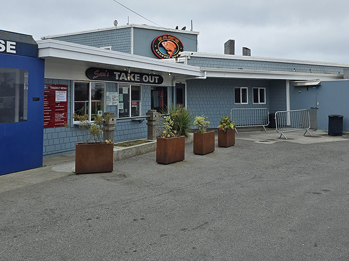 That blue-and-white coastal charm isn't just for show&mdash;it's the first hint that you've found seafood nirvana in Half Moon Bay.