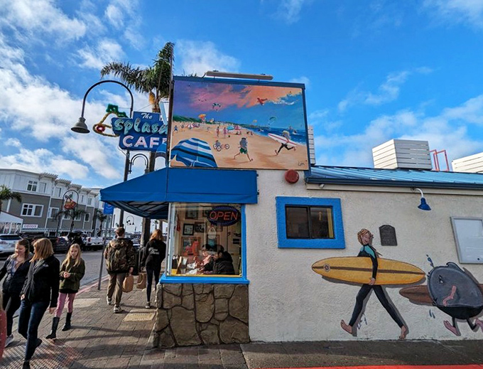 The iconic blue and white exterior of Splash Caf&eacute; stands like a beacon of hope for hungry beach-goers. That line? Worth every minute.