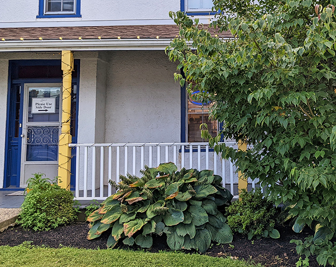 The unassuming exterior of Lettie's Kitchen proves once again that culinary treasures often hide in plain sight, nestled behind cheerful blue trim and welcoming front porch.