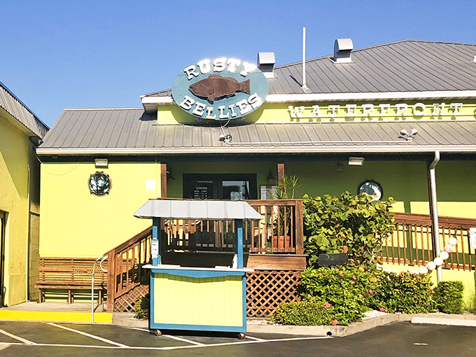 That lime-green exterior isn't subtle, but neither is the flavor waiting inside this waterfront gem.