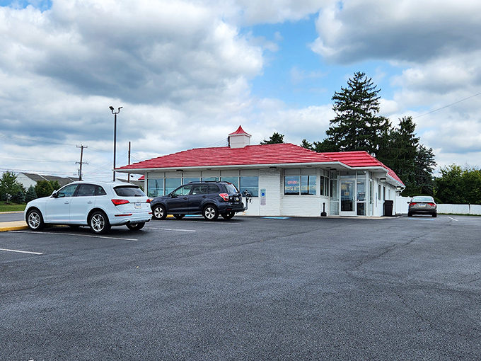 Under Pennsylvania skies, this unassuming roadside haven has drawn chicken pilgrims for generations, its red roof a beacon for hungry travelers.